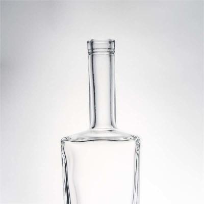 Cina Materiale del corpo Vetro Bottiglia di whisky a forma quadrata da 1000 ml con alto filtro e sughero in vendita