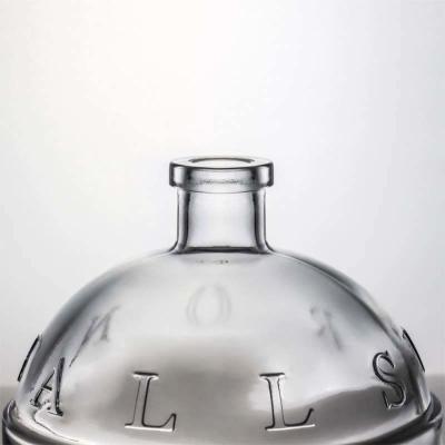 Cina Bottiglia di liquore in vetro a forma personalizzata per gin rum champagne in vendita