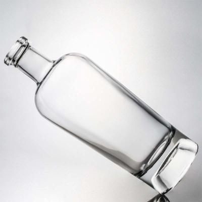 Cina Logo personalizzato 700ml 1000ml Clear Flint Gin Rum Champagne Liquor Bottiglia di vetro con sughero in vendita