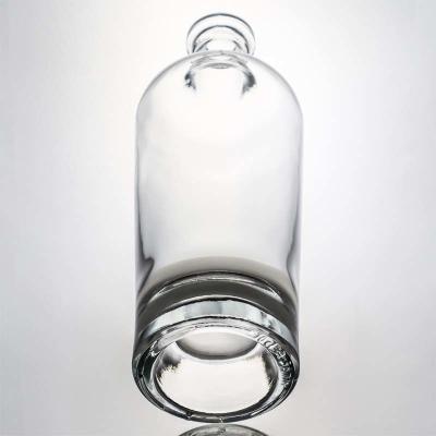 Cina Logo personalizzato 700ml 1000ml Clear Flint Gin Rum Champagne Liquor Bottiglia di vetro con sughero in vendita