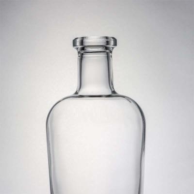 Cina Logo personalizzato 700ml 1000ml Clear Flint Gin Rum Champagne Liquor Bottiglia di vetro con sughero in vendita