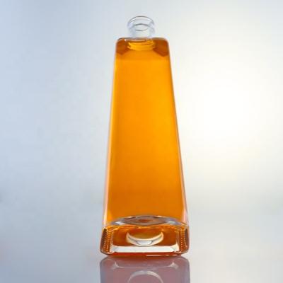 Cina Logo personalizzato Vetro trasparente Bottiglia di whisky da 750 ml con sughero e forma quadrata in vendita