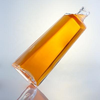 Cina Logo personalizzato Vetro trasparente Bottiglia di whisky da 750 ml con sughero e forma quadrata in vendita