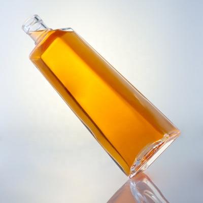 Cina Logo personalizzato Vetro trasparente Bottiglia di whisky da 750 ml con sughero e forma quadrata in vendita