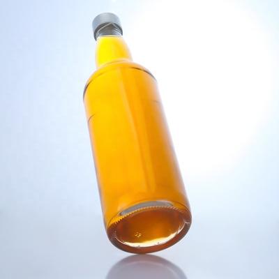Cina SCREW CAP Logo personalizzato 500ml 700ml Tequila trasparente Flint Whisky Vodka Bottiglia di vetro in vendita