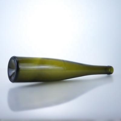Cina 520ml/700ml Elegante Bottiglia di Vetro Verde Antica per Whisky Vodka Tequila Gin Rum in vendita