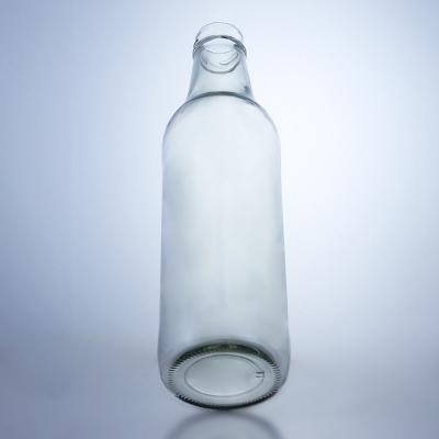 Cina Bottiglia in vetro di whisky e vodka trasparente Unica 650ml di forma speciale con finitura a vite in vendita