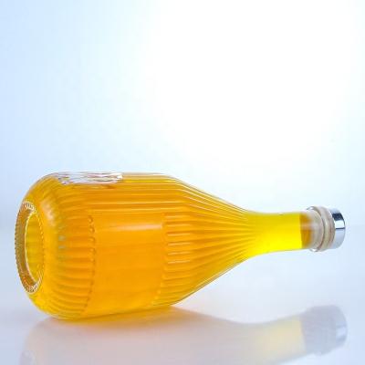 Cina Flint Glass 500ml 750ml 1000ml bottiglia di vodka a forma speciale con logo personalizzato in vendita