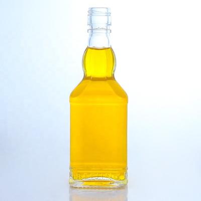 Cina 350 ml 500 ml tappo a vite bottiglia trasparente in vetro di pietra per whisky vodka champagne tequila gin rum in vendita