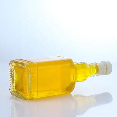 Cina 350 ml 500 ml tappo a vite bottiglia trasparente in vetro di pietra per whisky vodka champagne tequila gin rum in vendita