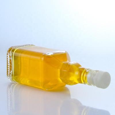 Cina 350 ml 500 ml tappo a vite bottiglia trasparente in vetro di pietra per whisky vodka champagne tequila gin rum in vendita