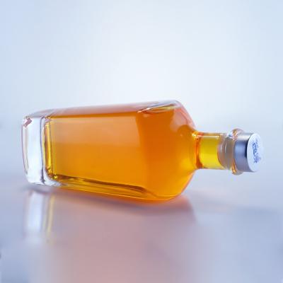 Cina 750 ml di liquore in bottiglia di vetro per liquidi unici whisky vodka rum tequila in vendita