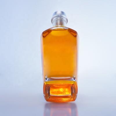 Cina 750 ml di liquore in bottiglia di vetro per liquidi unici whisky vodka rum tequila in vendita
