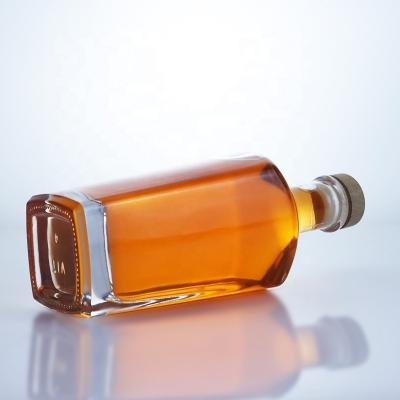 Cina Manipolazione a caldo della superficie Colore chiaro o personalizzato Bottiglia di vetro 750 ml Rum Vodka Liquor in vendita