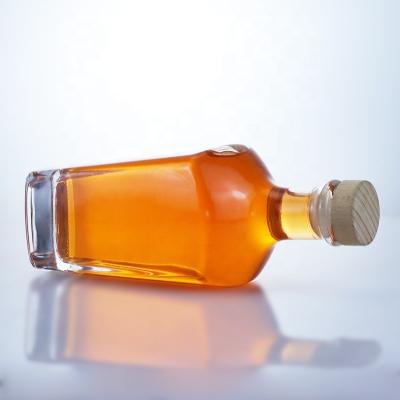 Cina Manipolazione a caldo della superficie Colore chiaro o personalizzato Bottiglia di vetro 750 ml Rum Vodka Liquor in vendita