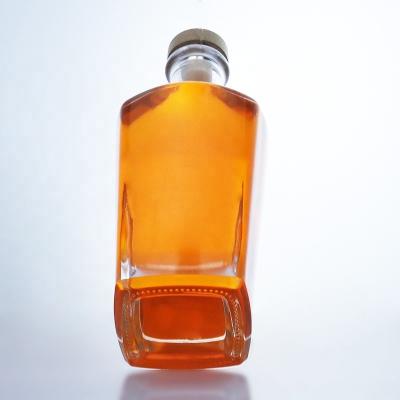 Cina Manipolazione a caldo della superficie Colore chiaro o personalizzato Bottiglia di vetro 750 ml Rum Vodka Liquor in vendita