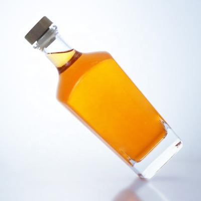 Cina Manipolazione a caldo della superficie Colore chiaro o personalizzato Bottiglia di vetro 750 ml Rum Vodka Liquor in vendita