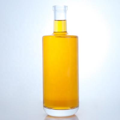 Cina Bottiglia trasparente in vetro con sughero per whisky vodka tequila gin rum 500 ml/700 ml in vendita