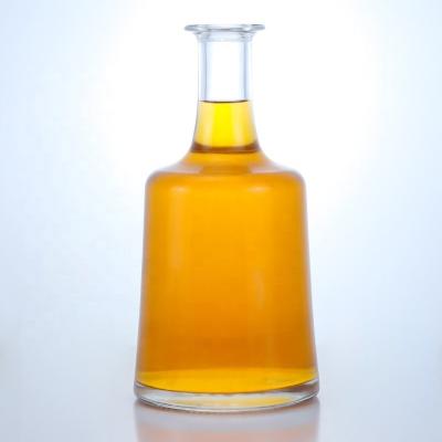 Cina Manipolazione superficiale Stampaggio a caldo Bottiglia di vetro con sughero per vodka Gin Rum Whiskey in vendita