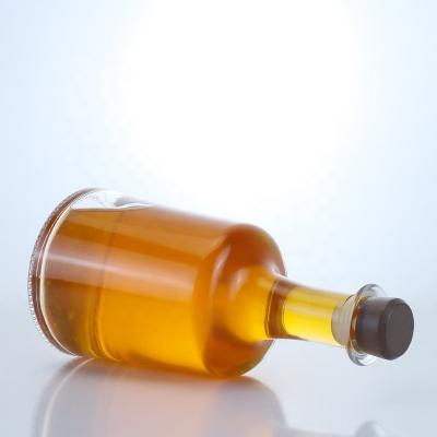 Cina Manipolazione superficiale Stampaggio a caldo Bottiglia di vetro con sughero per vodka Gin Rum Whiskey in vendita
