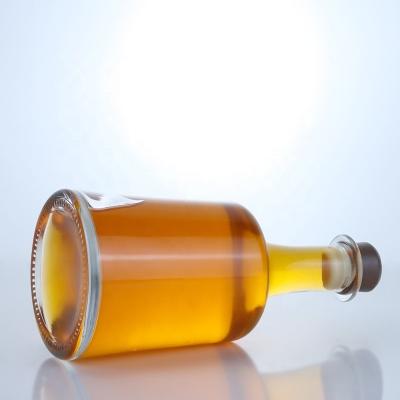 Cina Manipolazione superficiale Stampaggio a caldo Bottiglia di vetro con sughero per vodka Gin Rum Whiskey in vendita