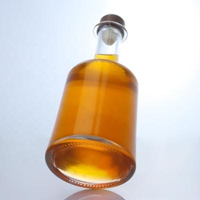 Cina Manipolazione superficiale Stampaggio a caldo Bottiglia di vetro con sughero per vodka Gin Rum Whiskey in vendita