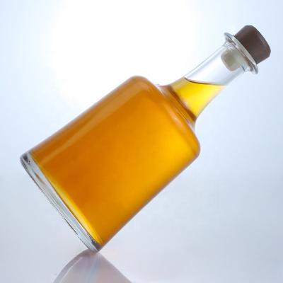 Cina Manipolazione superficiale Stampaggio a caldo Bottiglia di vetro con sughero per vodka Gin Rum Whiskey in vendita