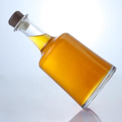 Cina Manipolazione superficiale Stampaggio a caldo Bottiglia di vetro con sughero per vodka Gin Rum Whiskey in vendita