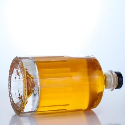 Cina 500 ml 700 ml 750 ml Flint Glass Spirit Gin Whisky Vodka Brandy Liquor Flascia con sughero in vendita