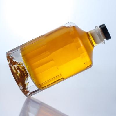 Cina 500 ml 700 ml 750 ml Flint Glass Spirit Gin Whisky Vodka Brandy Liquor Flascia con sughero in vendita