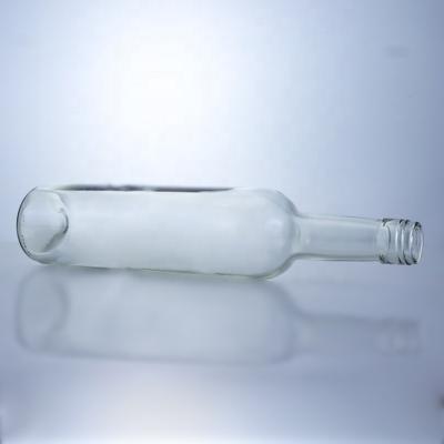 Cina 500 ml 700 ml 750 ml 1000 ml Bottiglia di vetro trasparente per il trattamento della superficie del whisky stampato a caldo in vendita