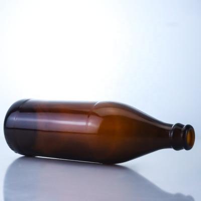 Cina Bottine di vetro vuote con tappi a corona da 700 ml 750 ml Bottella di ambra creativa piccola in vendita