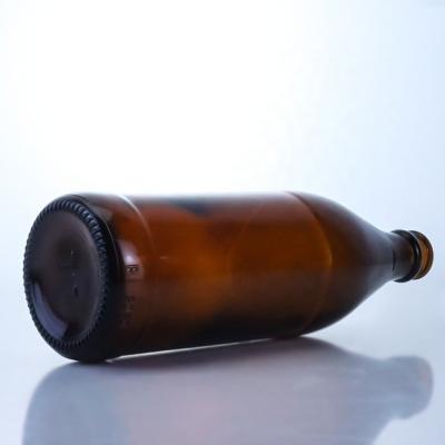 Cina Bottine di vetro vuote con tappi a corona da 700 ml 750 ml Bottella di ambra creativa piccola in vendita