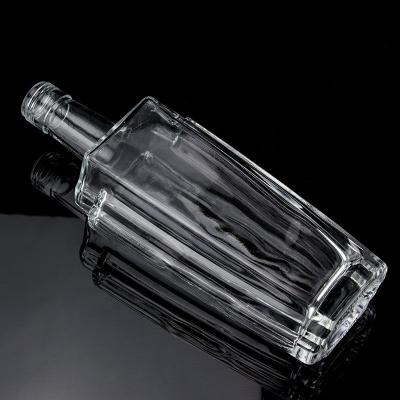 Cina 500 ml 700 ml 750 ml Bottiglia di vetro di pietra per champagne Gin Rum trasparente e in rilievo in vendita