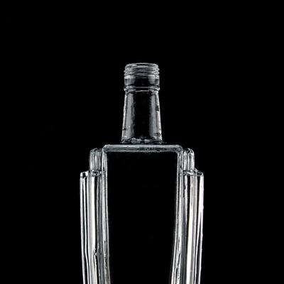 Cina 500 ml 700 ml 750 ml Bottiglia di vetro di pietra per champagne Gin Rum trasparente e in rilievo in vendita