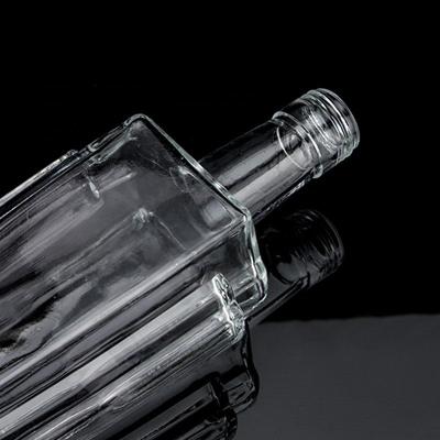Cina 500 ml 700 ml 750 ml Bottiglia di vetro di pietra per champagne Gin Rum trasparente e in rilievo in vendita