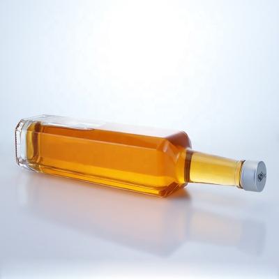 Cina 500 ml 750 ml di bottiglie quadrate di whisky vodka per tequila a vite bottiglie di liquore in vetro in vendita