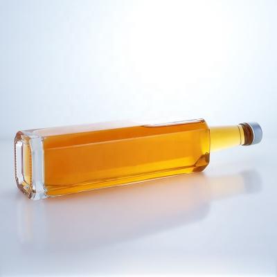 Cina 500 ml 750 ml di bottiglie quadrate di whisky vodka per tequila a vite bottiglie di liquore in vetro in vendita