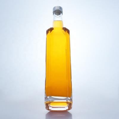 Cina 500 ml 750 ml di bottiglie quadrate di whisky vodka per tequila a vite bottiglie di liquore in vetro in vendita