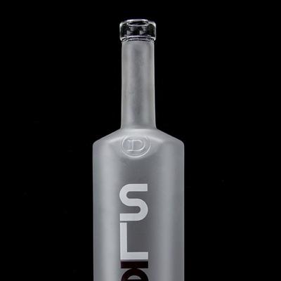 Cina Tipo di tenuta di sughero 750ml 1000ml Decal ghiacciato Chiara bottiglia di vetro di pietra per Gin Rum Champagne Tequila Whisky Logo personalizzato in vendita