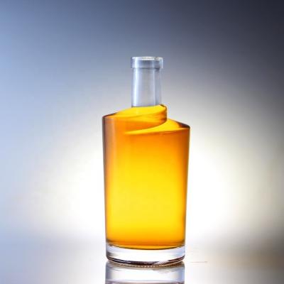 Cina Bottiglie di liquore a base di vetro a fondo spessore personalizzate per vodka gin rum champagne in vendita