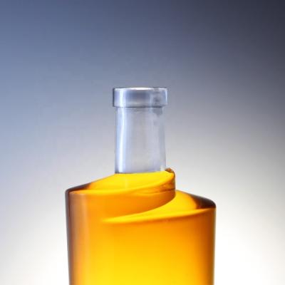 Cina Bottiglie di liquore a base di vetro a fondo spessore personalizzate per vodka gin rum champagne in vendita
