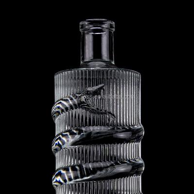 Cina Bottiglia di vetro in rilievo di lusso 750ml 1000ml Gin Rum Champagne Tequila Whisky con sughero in vendita