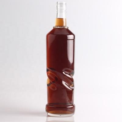 Cina 2022 Bottiglia di vetro a fondo spessa in rilievo, pietra cristallina chiara per gin, whisky, rum, tequila, brandy in vendita