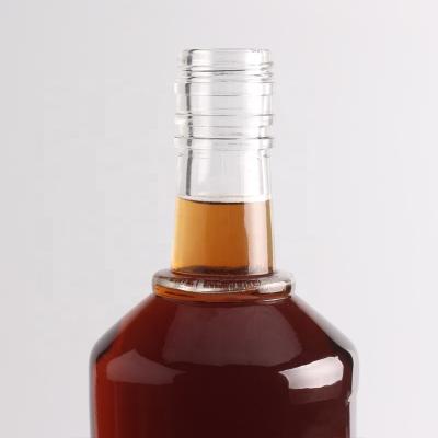 Cina 2022 Bottiglia di vetro a fondo spessa in rilievo, pietra cristallina chiara per gin, whisky, rum, tequila, brandy in vendita