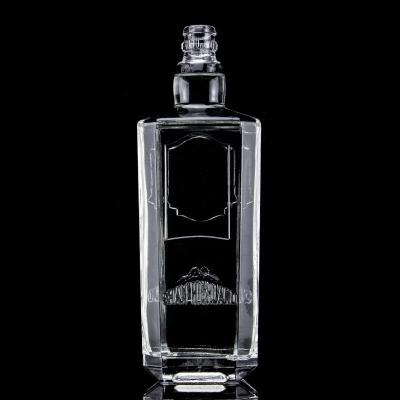 Cina 750ml 75cl Super Flint Quadrato Bottiglia in vetro in rilievo con tappo a vite Rum Vodka Whisky in vendita