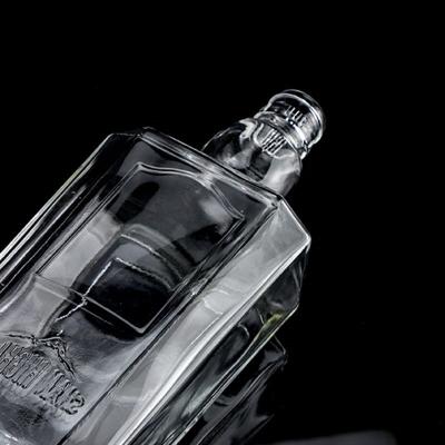 Cina 750ml 75cl Super Flint Quadrato Bottiglia in vetro in rilievo con tappo a vite Rum Vodka Whisky in vendita