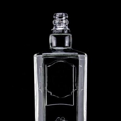 Cina 750ml 75cl Super Flint Quadrato Bottiglia in vetro in rilievo con tappo a vite Rum Vodka Whisky in vendita