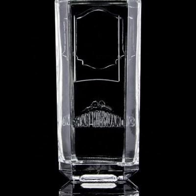 Cina 750ml 75cl Super Flint Quadrato Bottiglia in vetro in rilievo con tappo a vite Rum Vodka Whisky in vendita