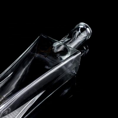 Cina Unica bottiglia di vetro Super Flint da 750 ml con sughero per rum Vodka Whisky in vendita